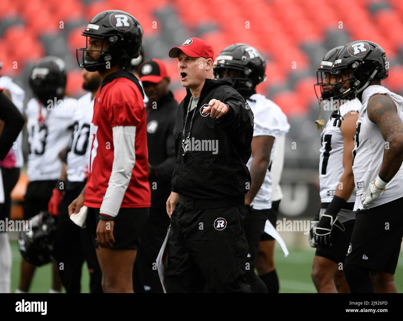 Paul LaPolice, Cheftrainer der Ottawa Redblacks, ruft während‚Äôs ...