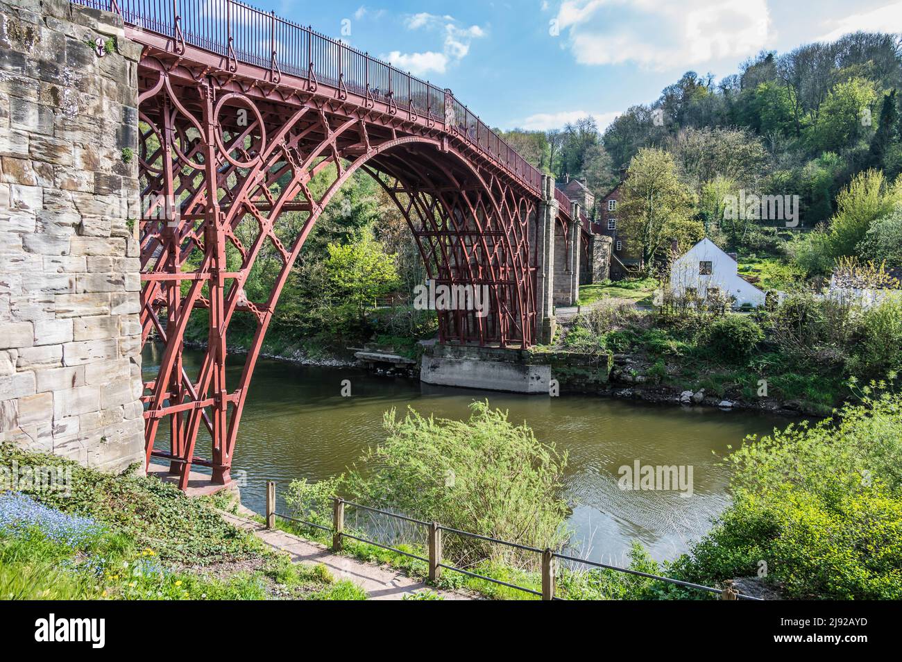 Das Bild zeigt die berühmte ironbridge, die den Fluss Sieben bei ...