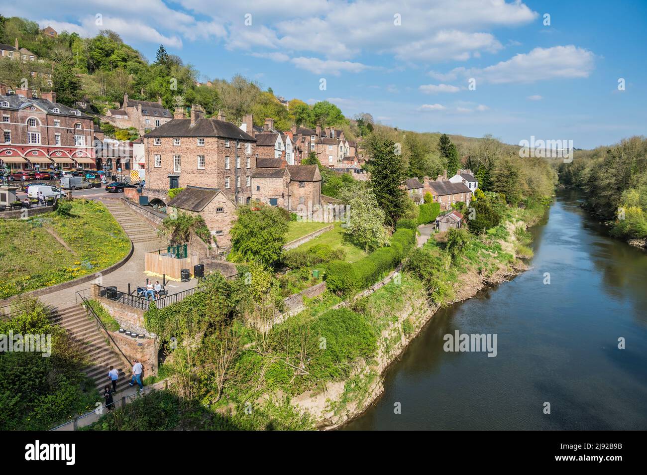 Dies ist der Fluss Sieben mit Blick auf die kleine Stadt Ironbridge ...