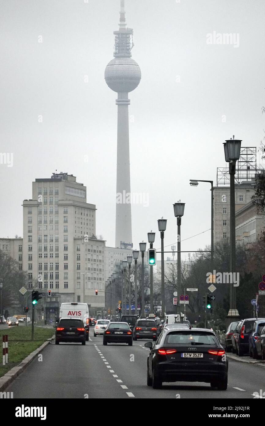 08.01.2021, Berlin, , Deutschland - Autoverkehr auf der Karl-Marx-Allee ...