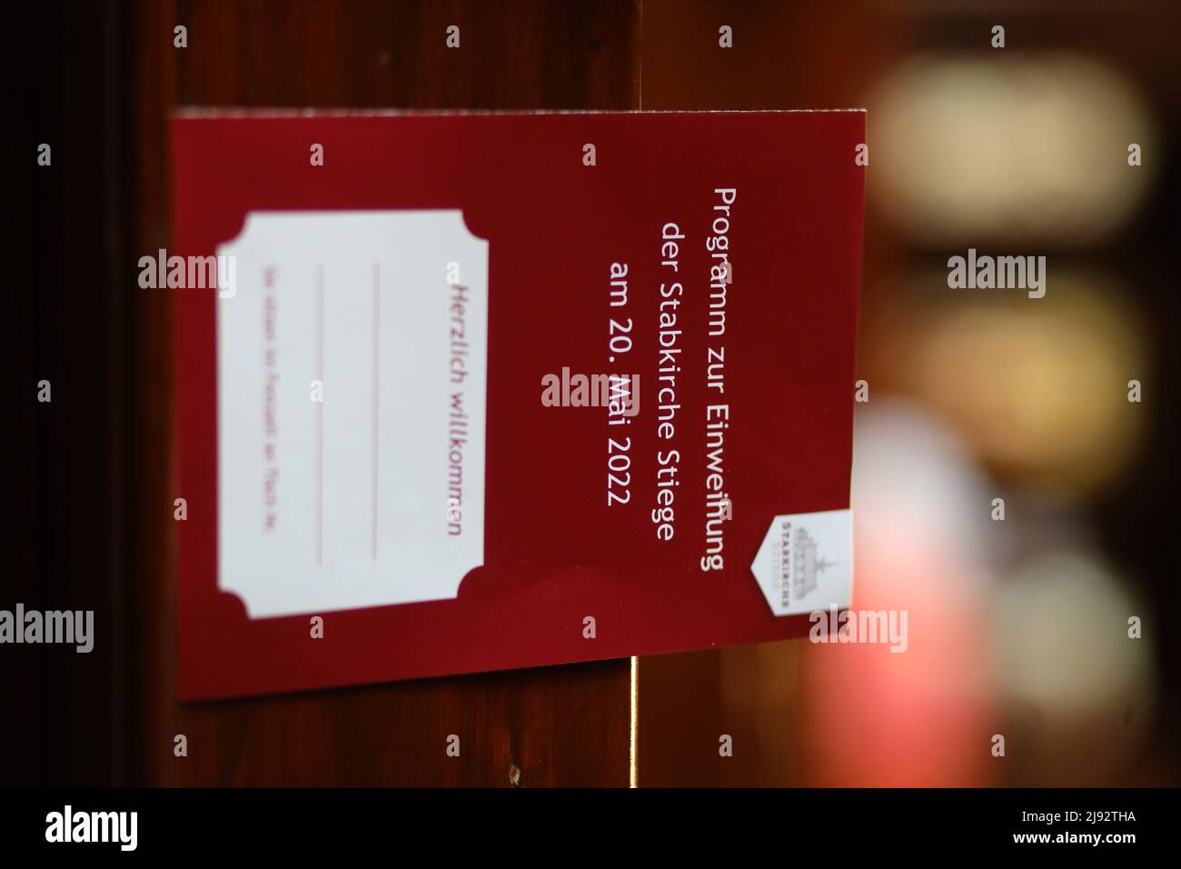 Stiege, Deutschland. 17.. Mai 2022. Auf einer Bank liegt ein ...