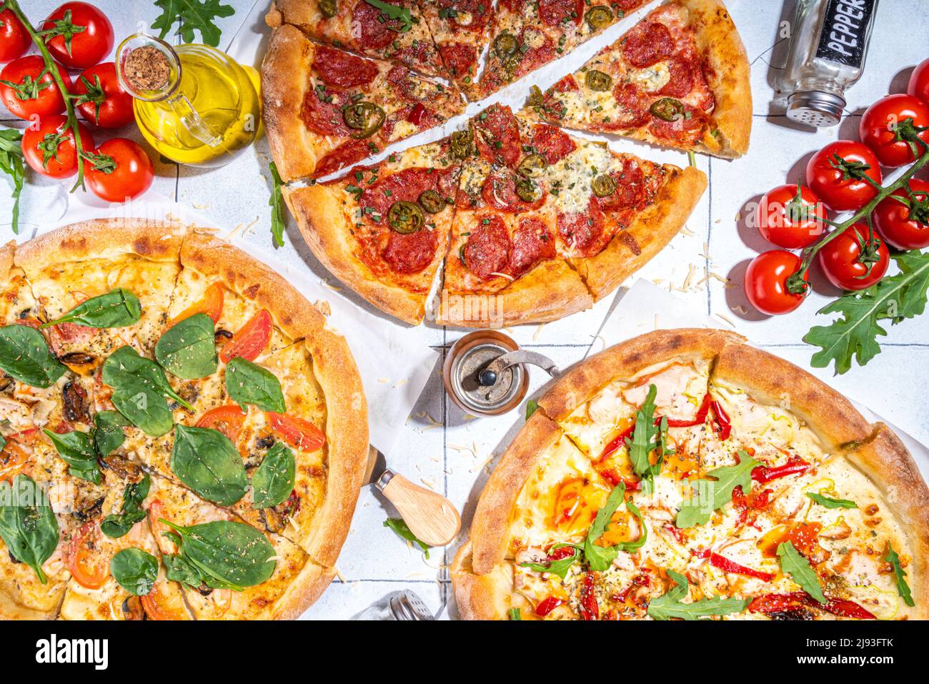 Drei verschiedene Pizzen, die zu Hause oder im Restaurant auf einem ...