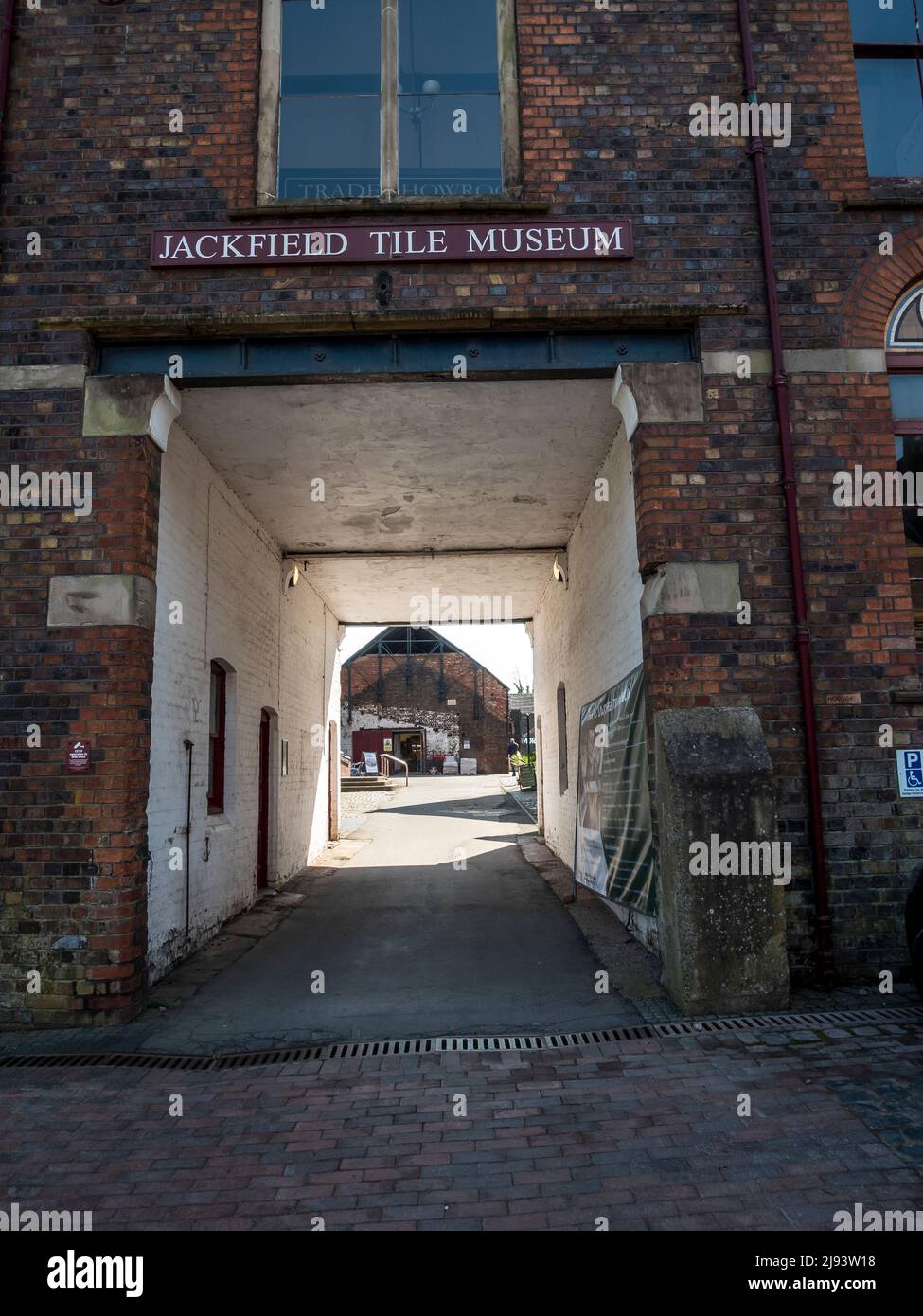 Dieses farbenfrohe Bild zeigt den Eingang zum Jackfield Tile Museum in ...