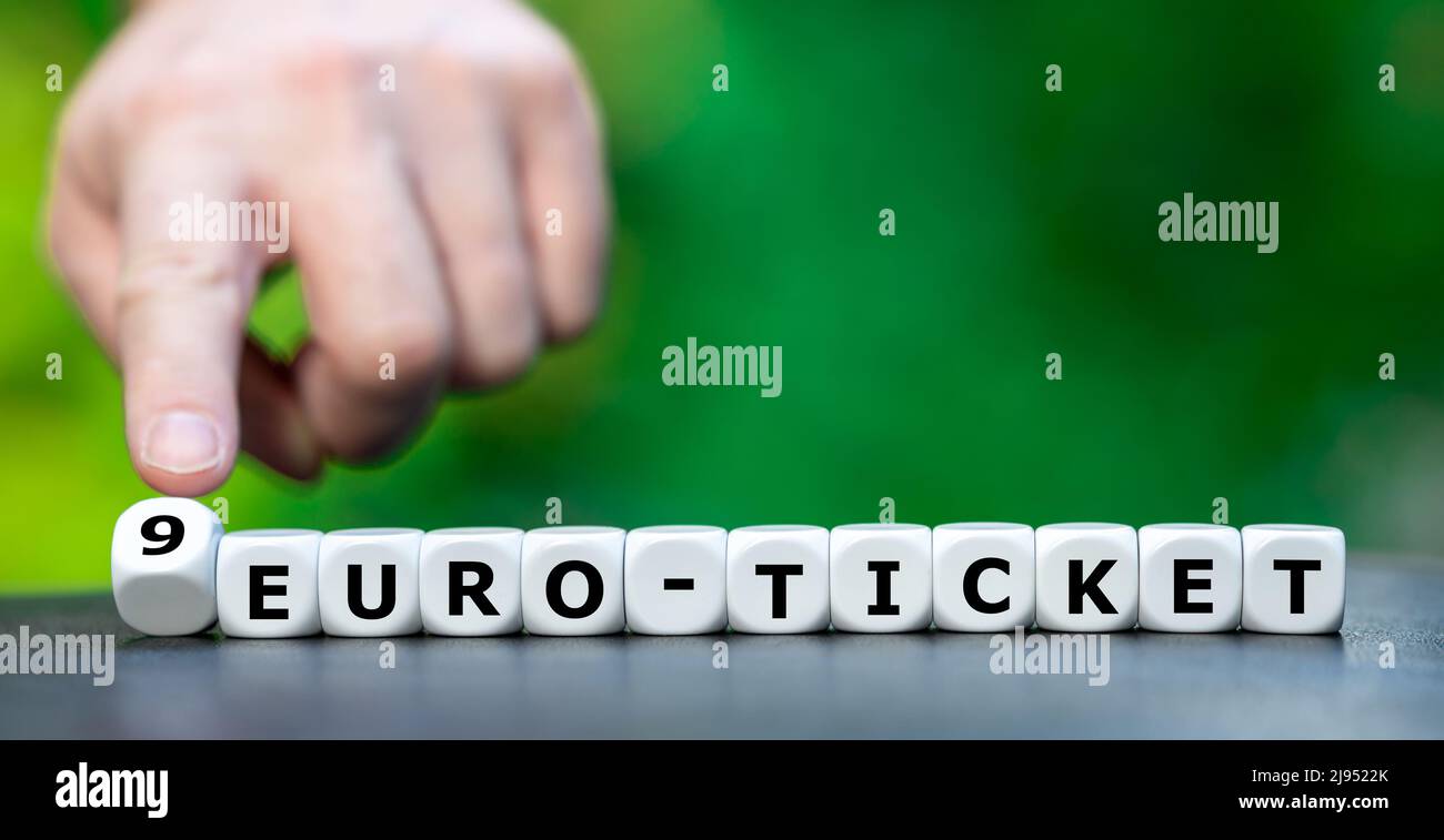 Würfel bilden den Ausdruck '9 EURO Ticket'. Symbol für die ermäßigten ... Würfel bilden den Ausdruck '9 EURO Ticket'. Symbol für die ermäßigten ...