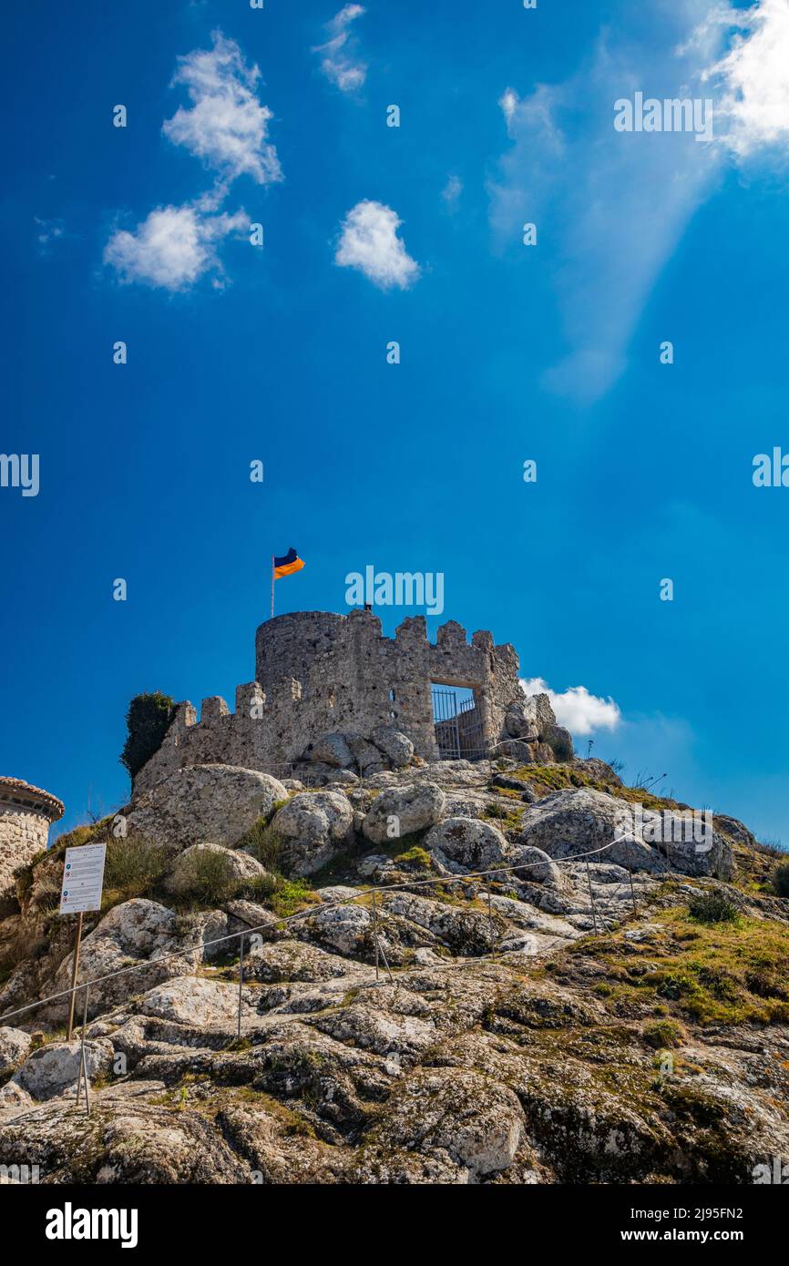 Das kleine Dorf Tolfa, in Latium. Überreste der alten Mauern der Festung auf der Spitze der ...