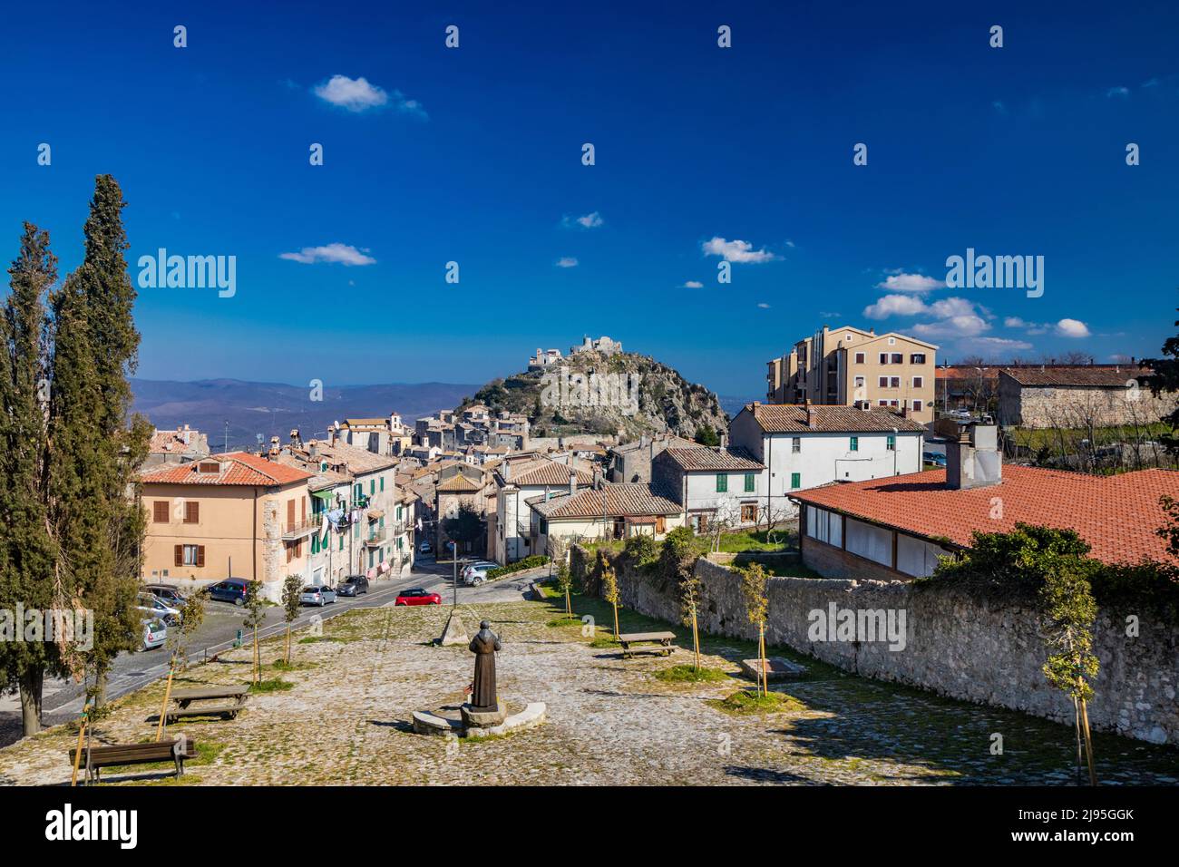 Das kleine Dorf Tolfa, in Latium. Das Kapuzinerkloster mit der Statue ...