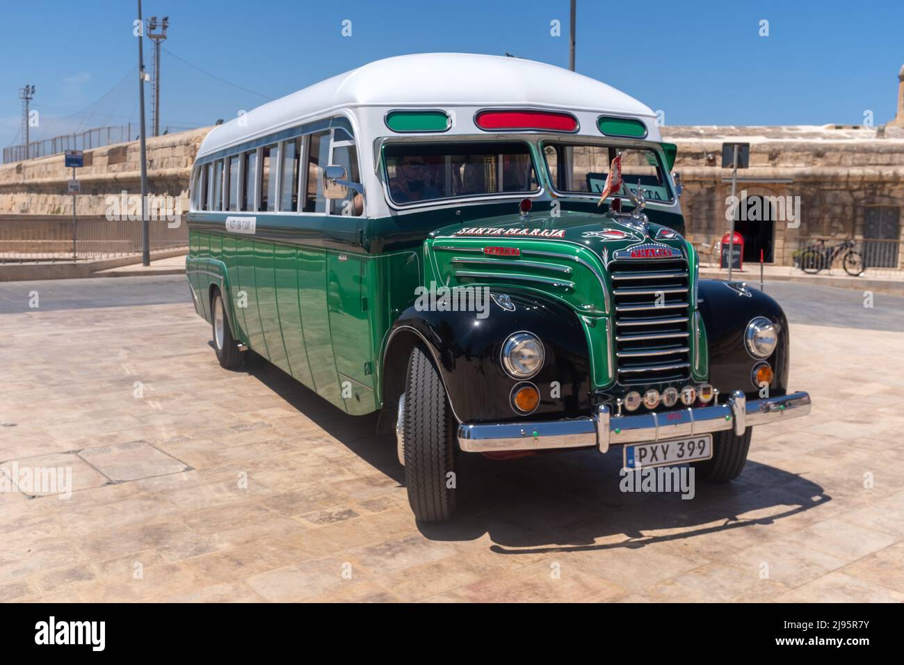 Traditioneller malta bus -Fotos und -Bildmaterial in hoher Auflösung ...