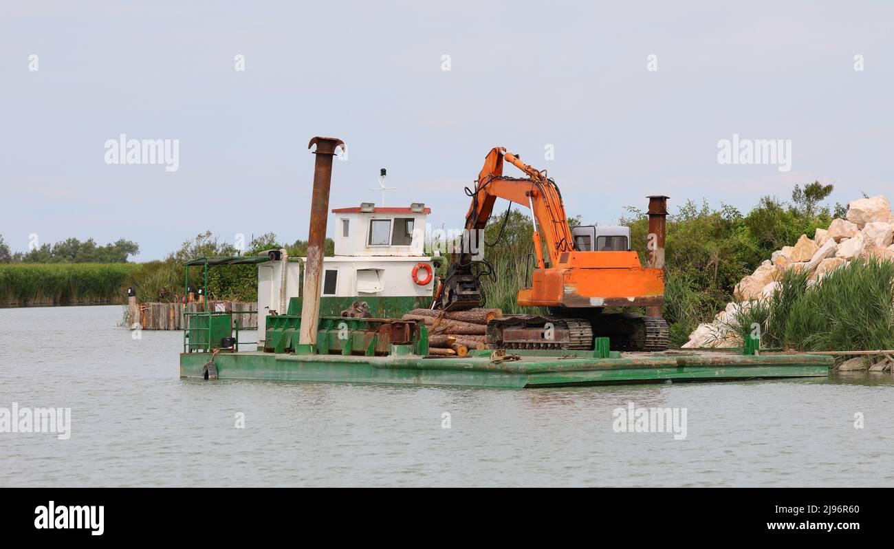 Bagger mit boot -Fotos und -Bildmaterial in hoher Auflösung – Alamy
