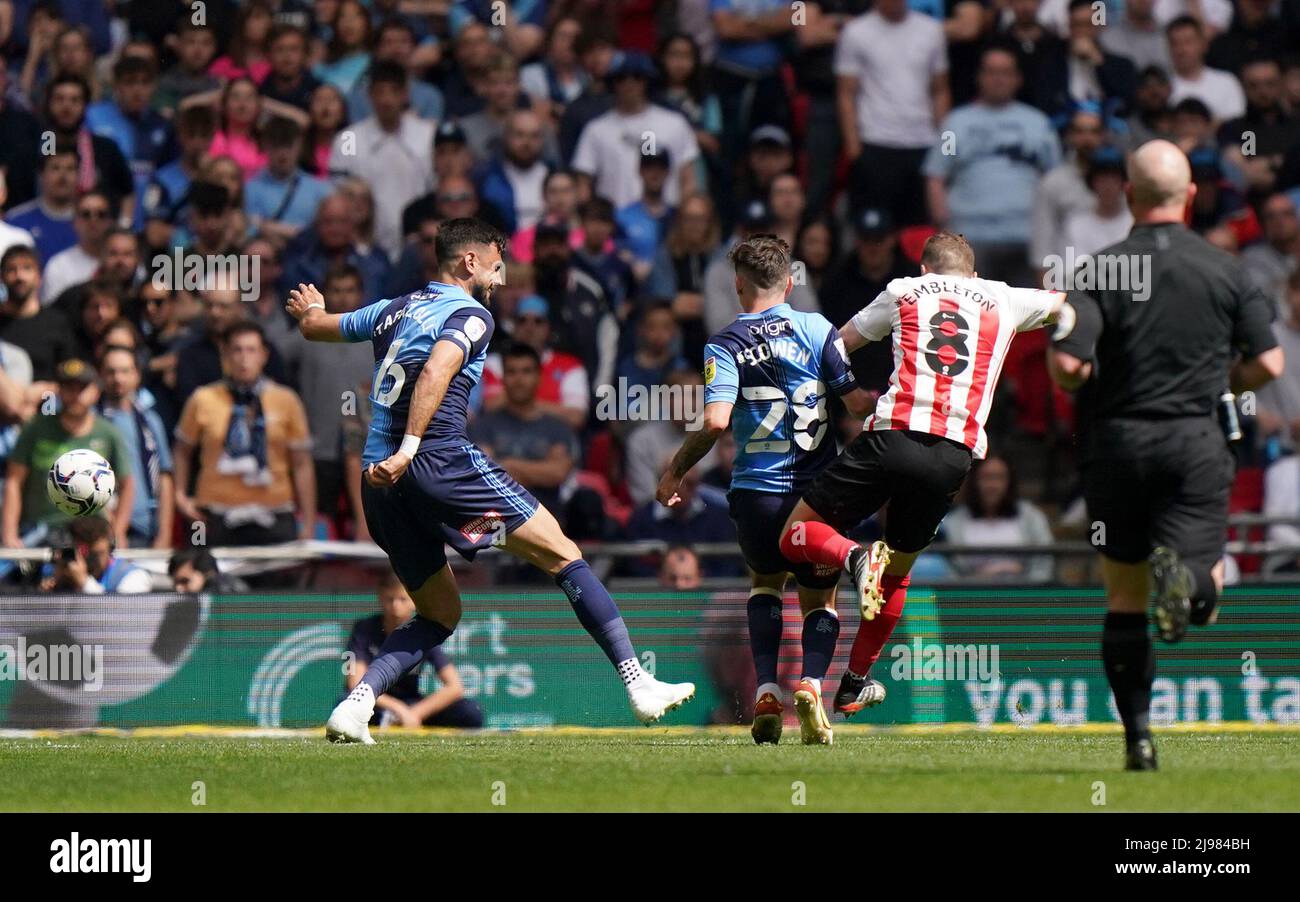 Elliot Embleton von Sunderland erzielt das erste Tor des Spiels im Play ...