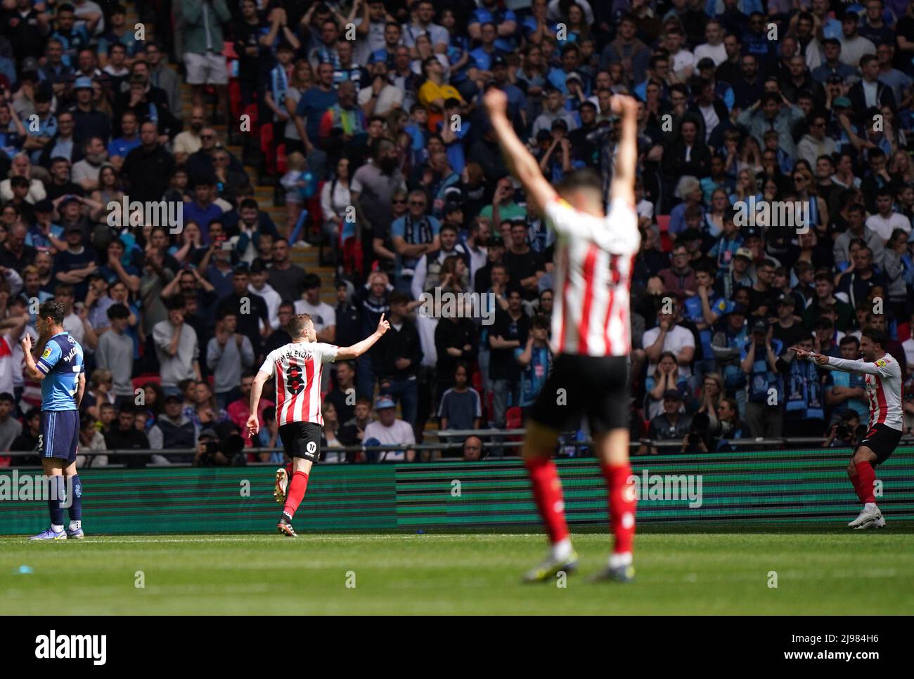 Elliot Embleton von Sunderland feiert das erste Tor seiner ...