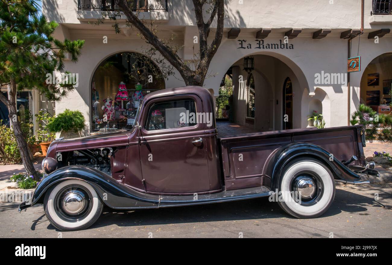 Oldtimer-Pickup-Truck, der während der Pebble Beach Tour d'Elegance in ...