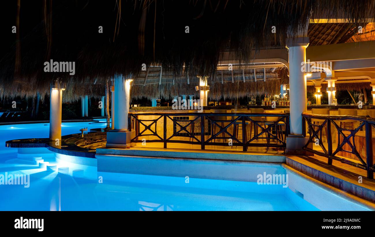 Swim bar und restaurant -Fotos und -Bildmaterial in hoher Auflösung – Alamy