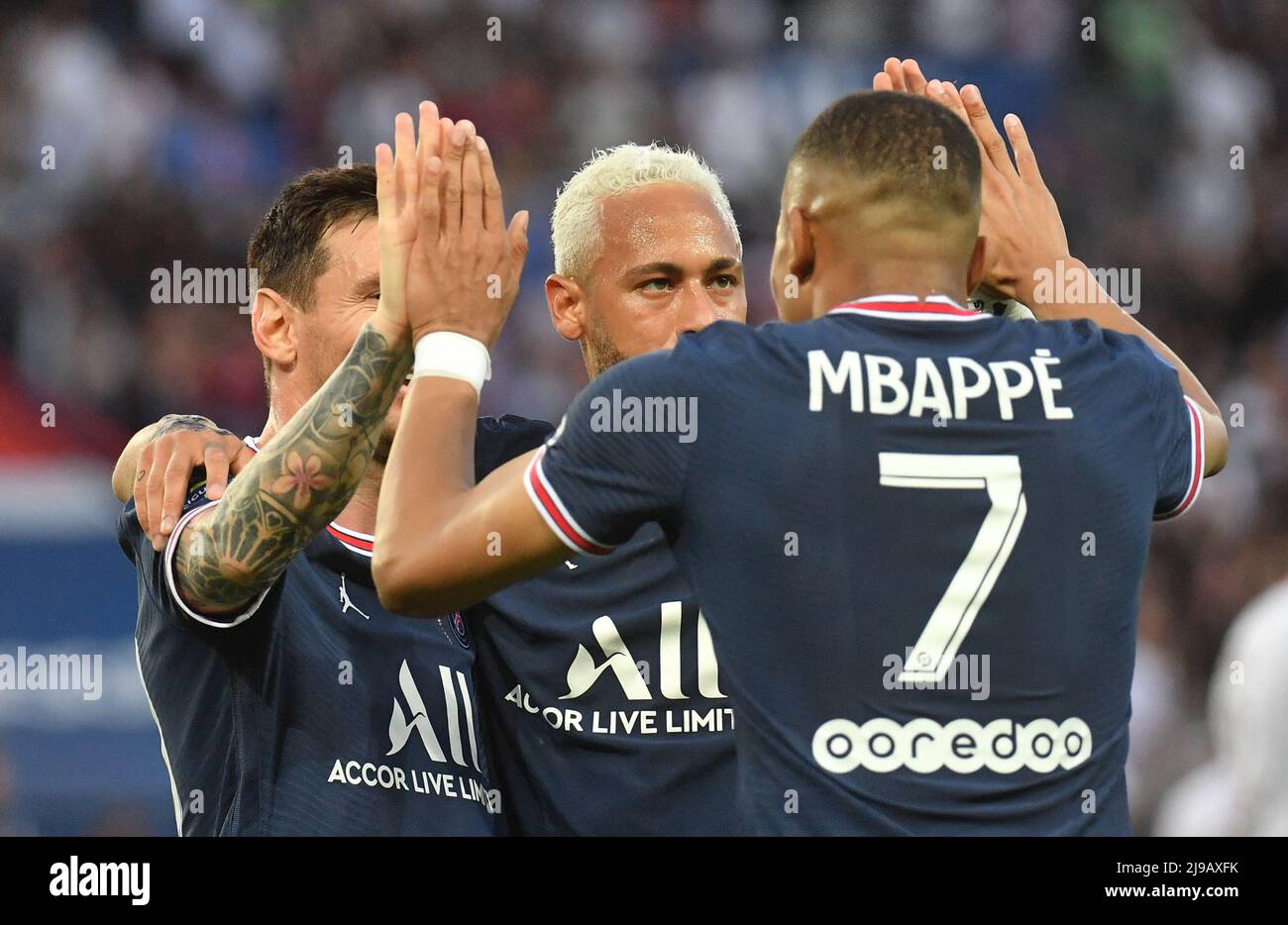 Lionel Messi, Neymar und Kylian Mbappé von Paris Saint-Germain während ...