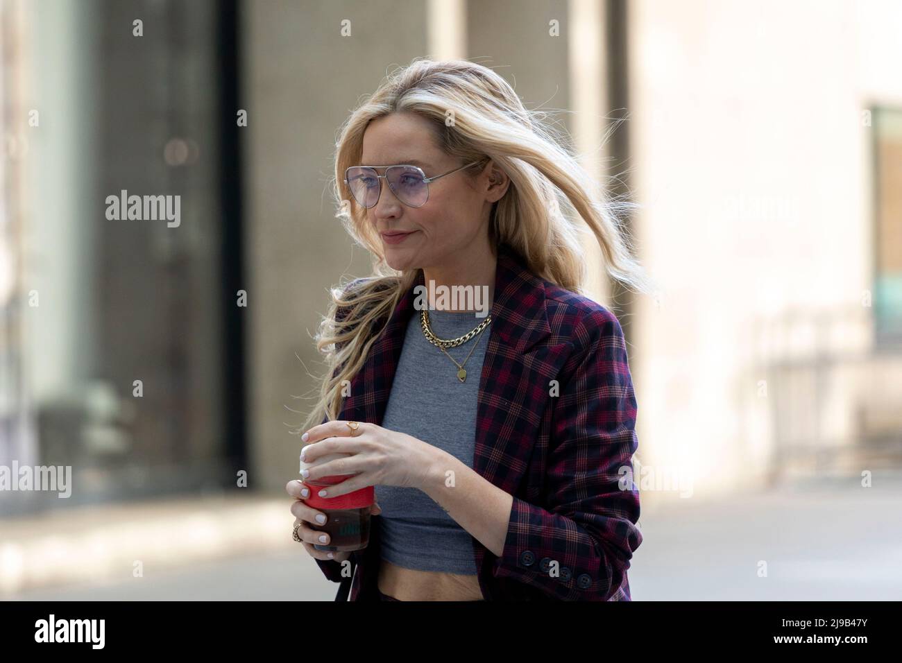 Laura whitmore ist eine irische fernsehmoderatorin und model -Fotos und ...