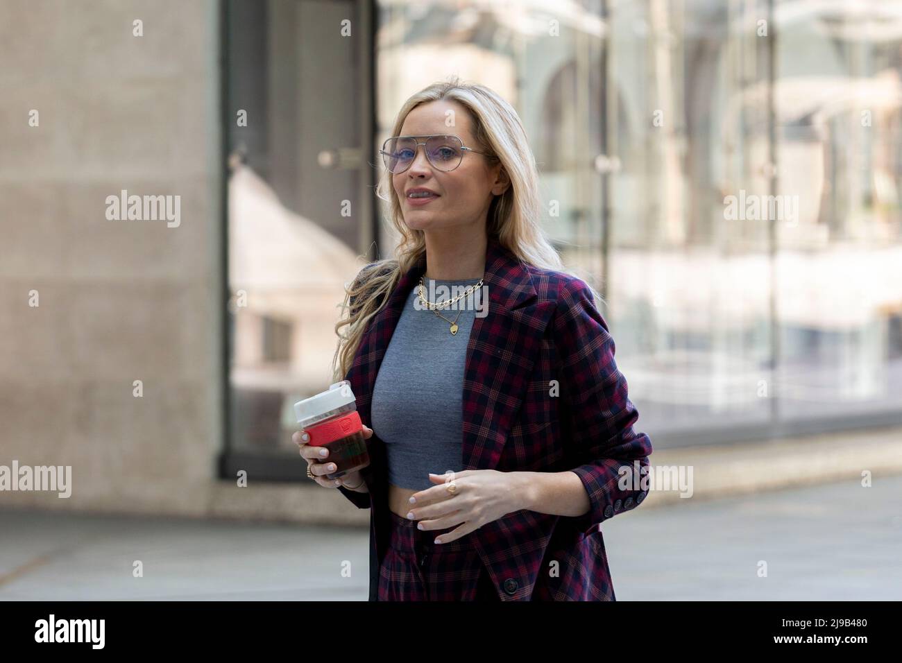 Laura Whitmore, die irische Model, Fernseh- und Radiomoderatorin und ...