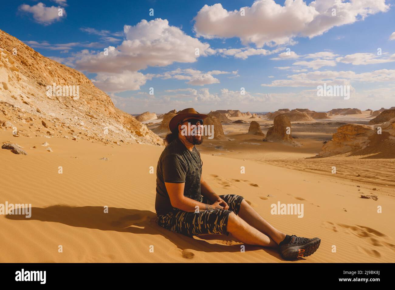 Bild des Touristen in der Weißen Wüste Schutzgebiet in der Sahara ...