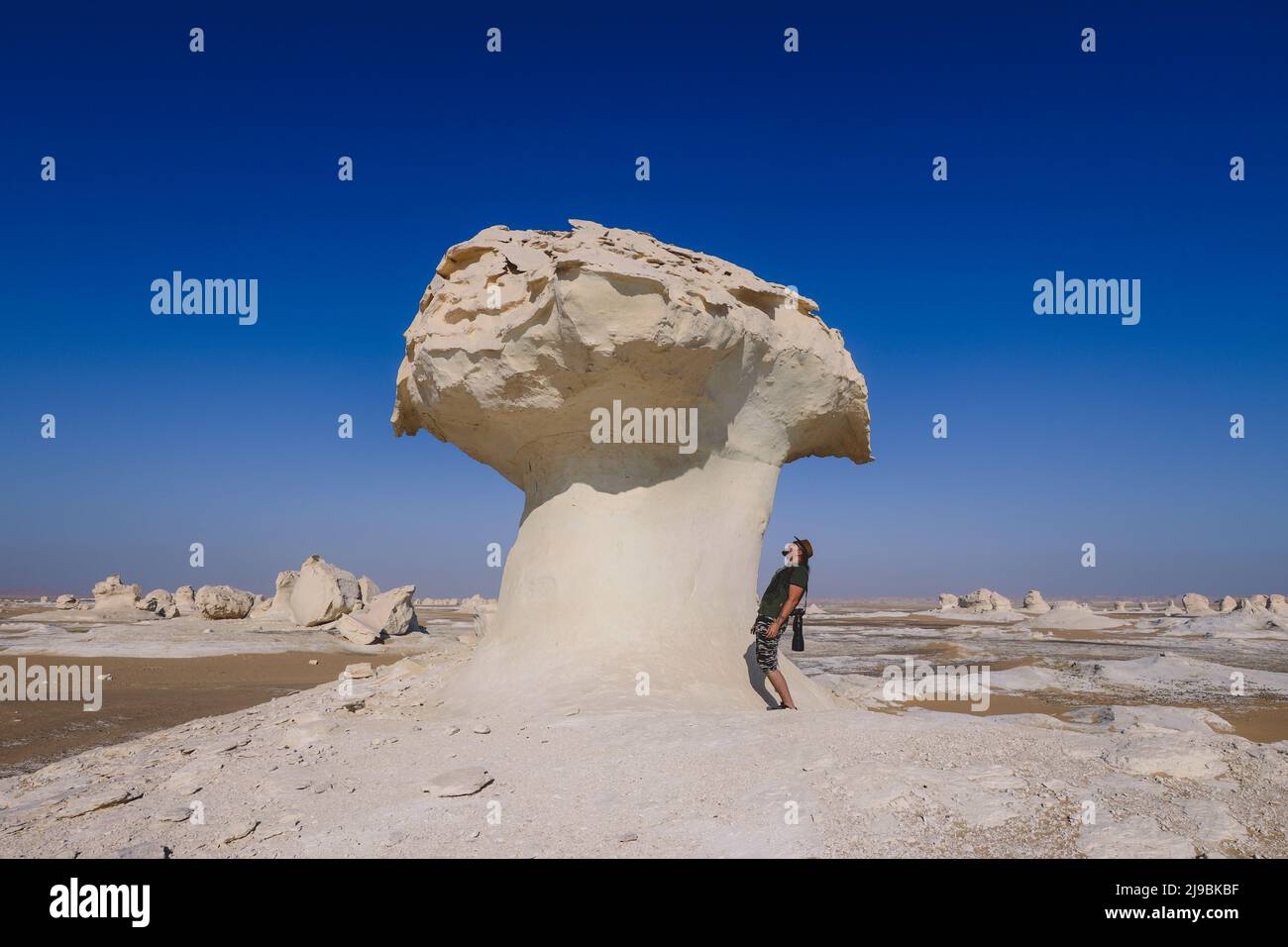 Bild des Touristen in der Weißen Wüste Schutzgebiet in der Sahara ...