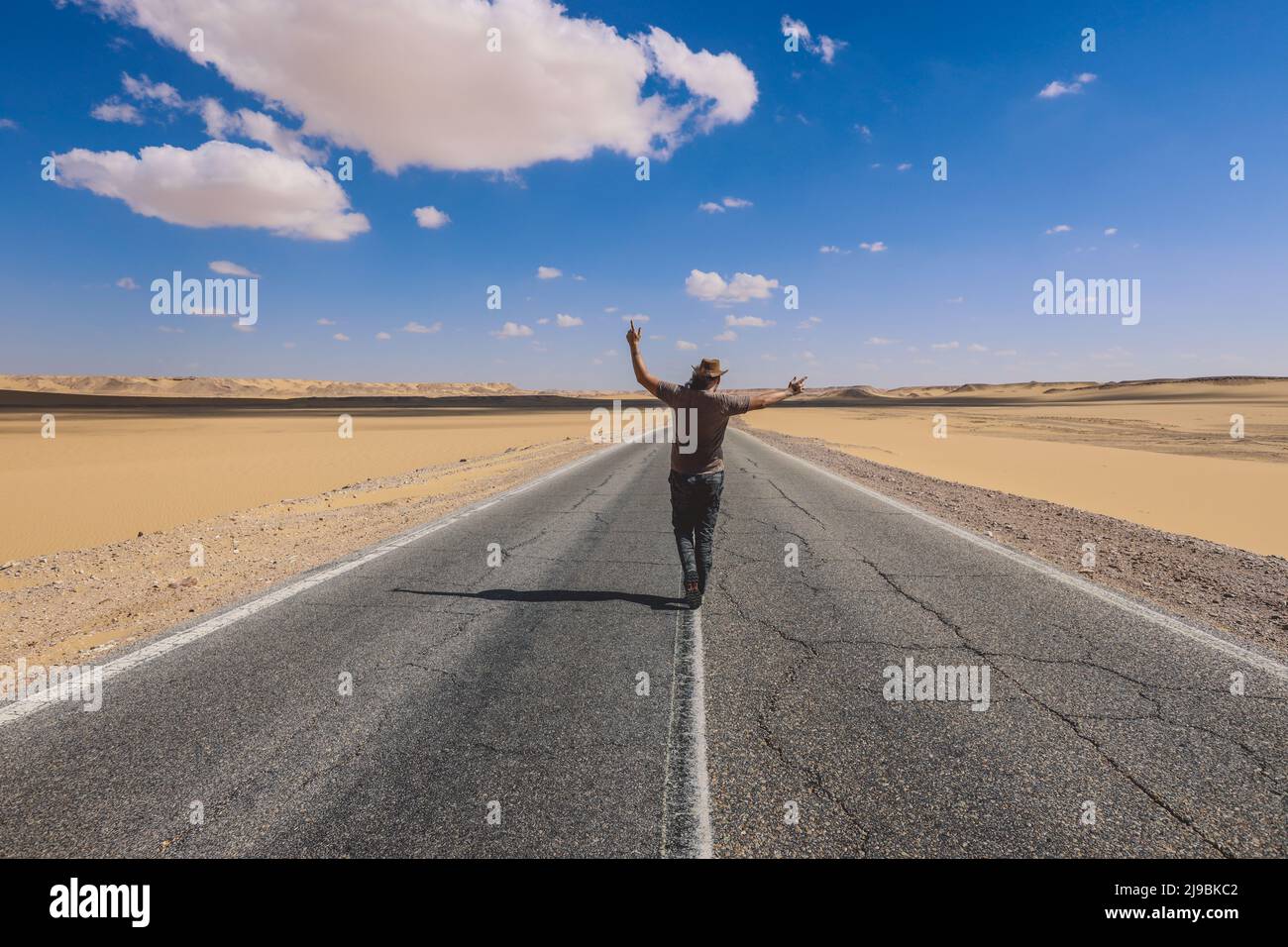 Bild des Touristen in der Weißen Wüste Schutzgebiet in der Sahara ...