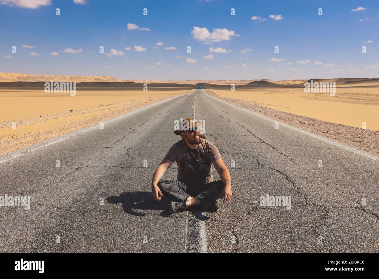 Bild des Touristen in der Weißen Wüste Schutzgebiet in der Sahara ...