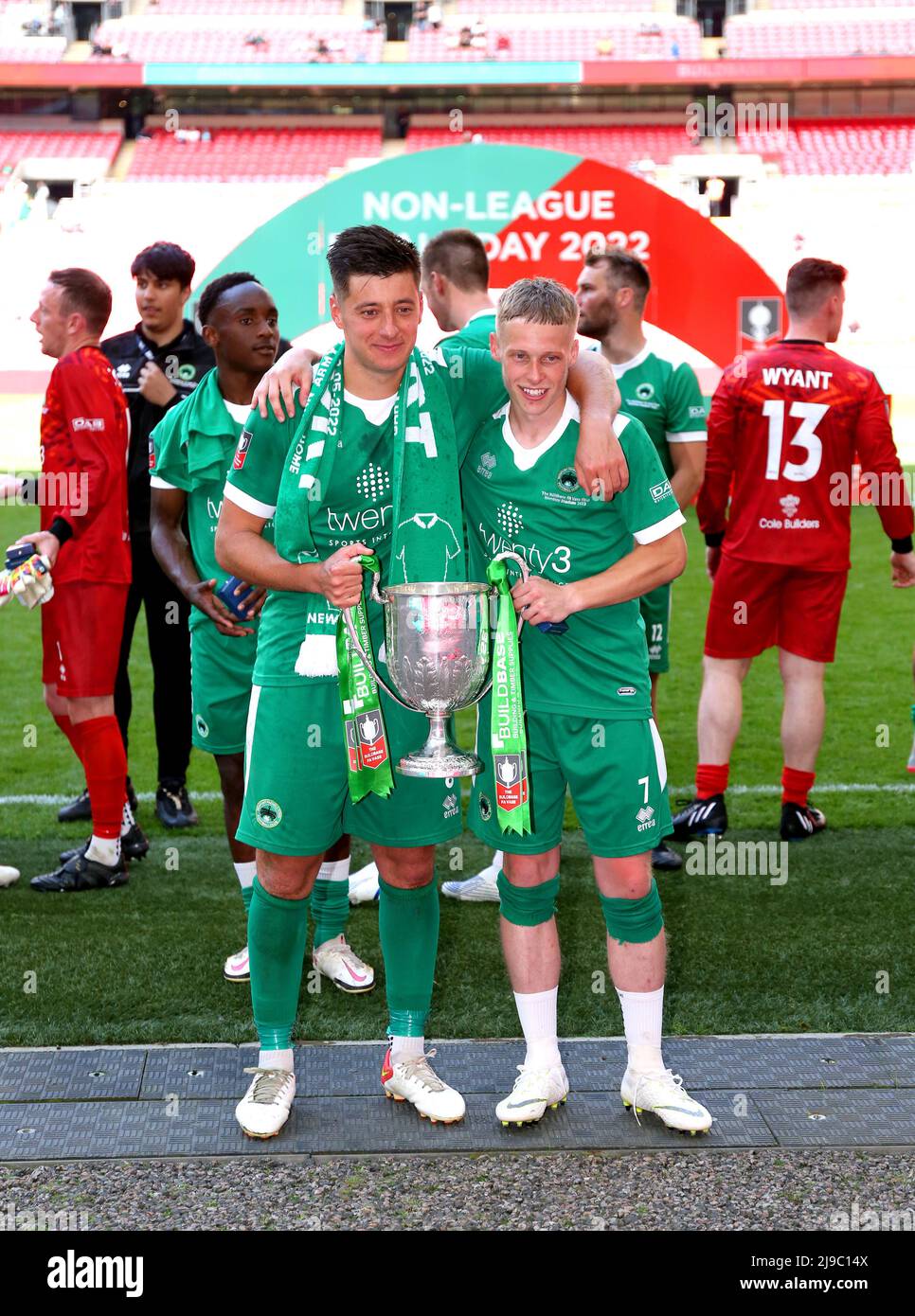 Kieran Barnes (rechts) von Newport Pagnell Town und Ben Shepherd feiern mit der Trophäe, nachdem ...