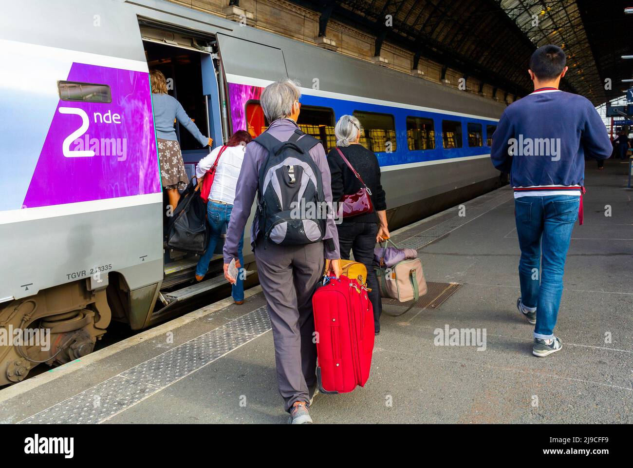 Bordeaux, Frankreich, Kleine Menschenmassen, Frauen, Gehen Weg, von hinten steigen Sie in den ...