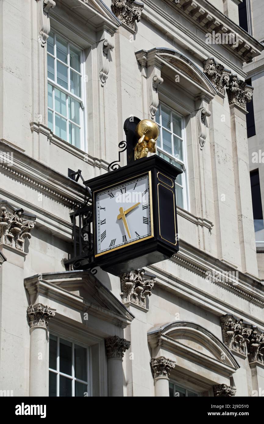 Quadratische Uhr mit römischen Ziffern, die im Jahr 60s zum Atlas House ...