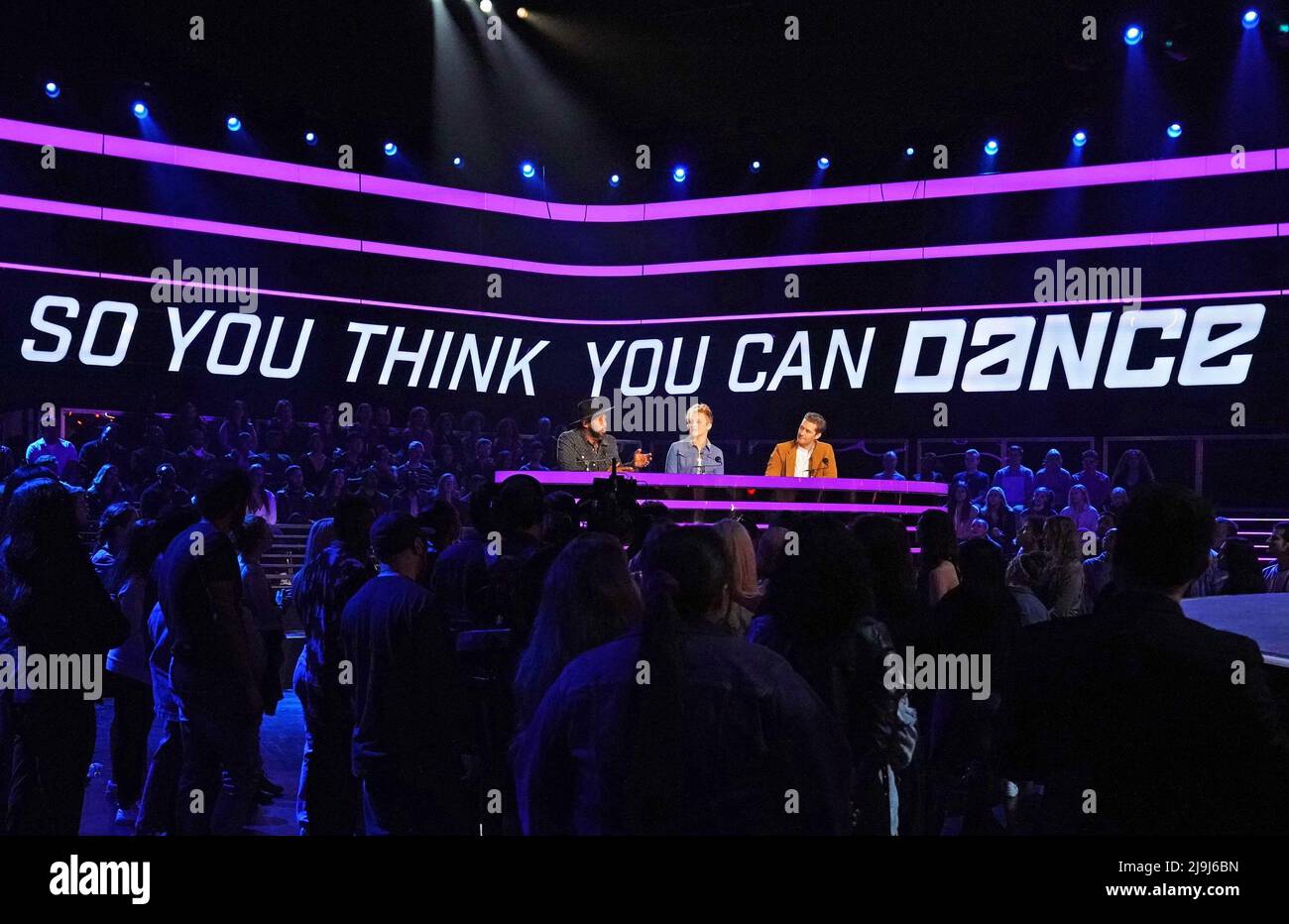 DU DENKST ALSO, DU KANNST TANZEN, von links: Richter Stephen 'Twitch ...