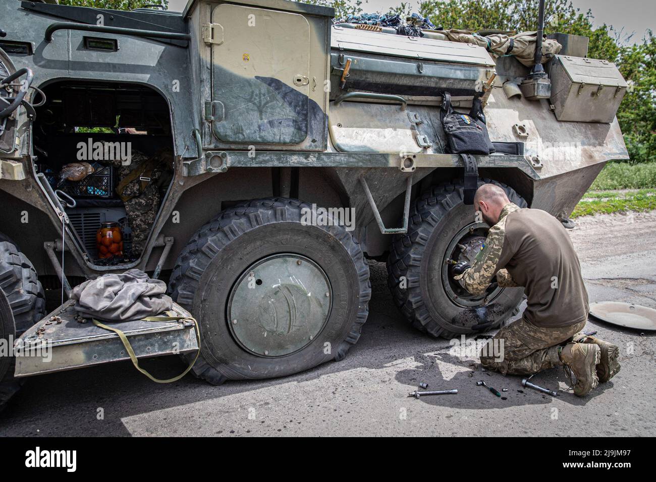 Ein ukrainischer Soldat repariert einen APC (Armored Personnel Carrier) am Rand der ...