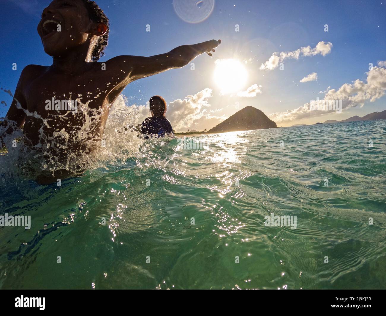 Kinderspaß am strand -Fotos und -Bildmaterial in hoher Auflösung – Alamy