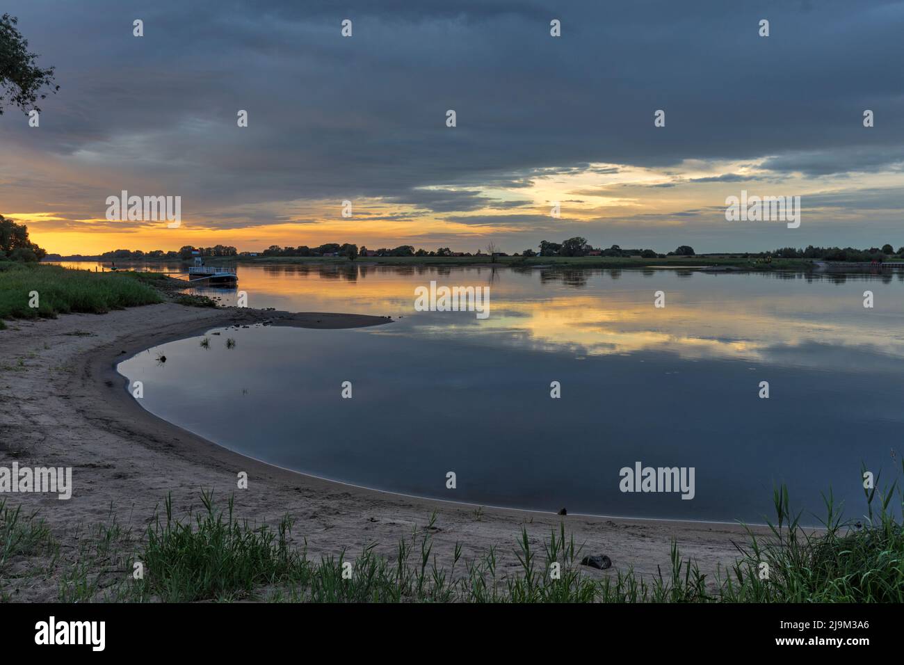 Sonnenuntergang über der Elbe, UNESCO-Biosphärenreservat in Hitzacker ...