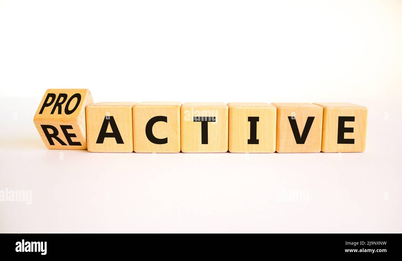 Reaktives oder proaktives Symbol. Drehte Holzwürfel und änderte das ...