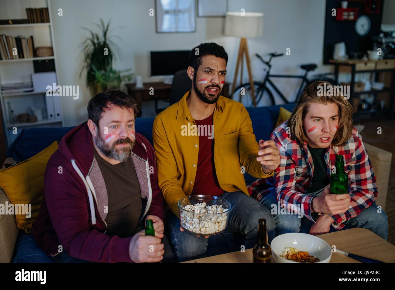österreich fähnchen essen -Fotos und -Bildmaterial in hoher Auflösung ...