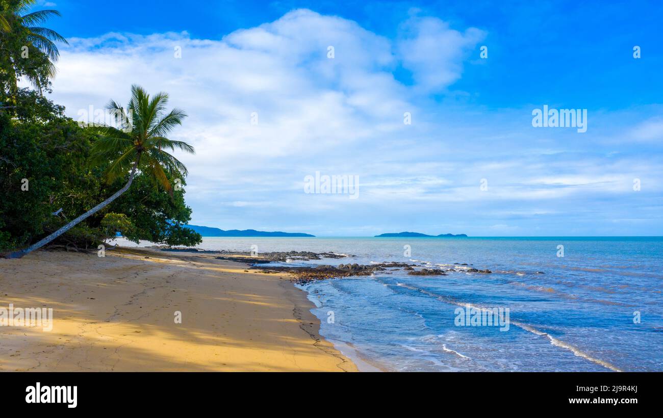 Wonga Beach, Blick auf Snapper Island (Crocodile Island) Daintree ...