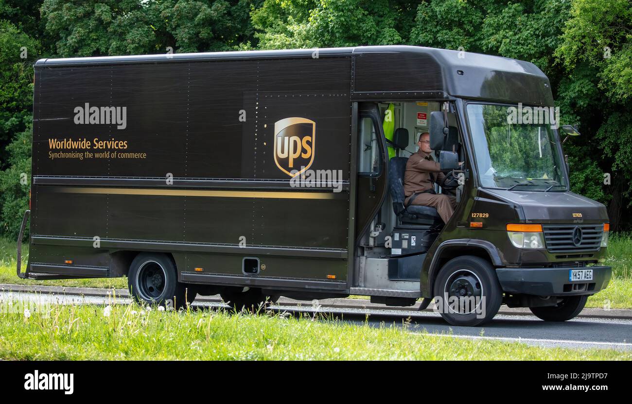 Ups lkw lkw vereinigter paketdienst -Fotos und -Bildmaterial in hoher ...