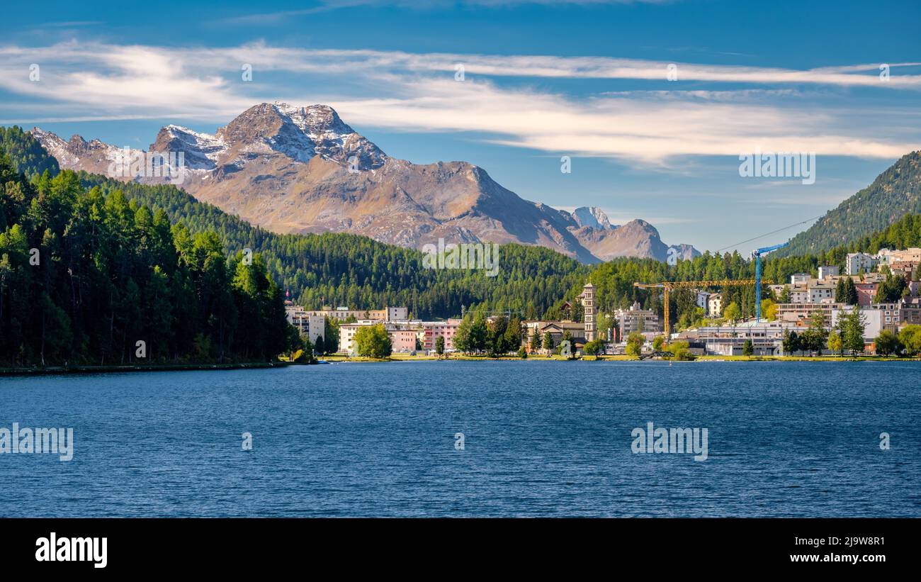 Lake St. Moritz (Grisons, Schweiz) an einem sonnigen Herbstmorgen. Sie ...
