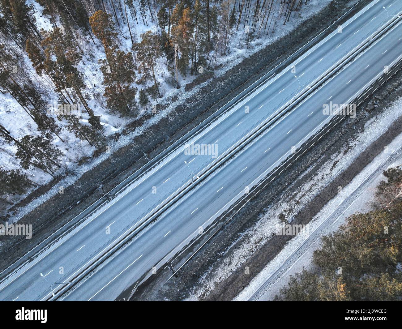 Autobahn im wald -Fotos und -Bildmaterial in hoher Auflösung – Alamy