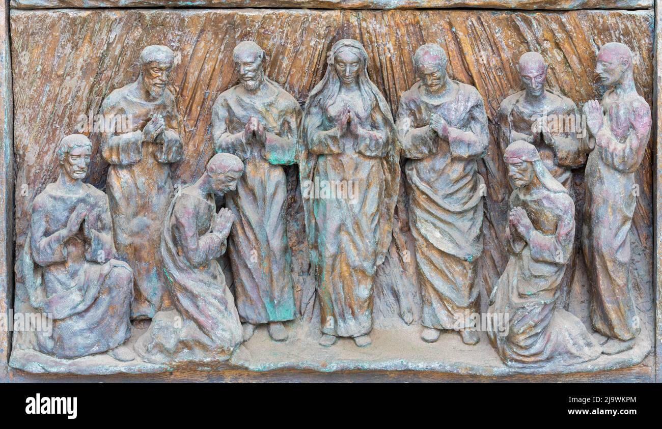 MONOPOLI, ITALIEN - 6. MÄRZ 2022: Das bronzene Relief das Pfingstfest am Tor der Kirche Chiesa ...