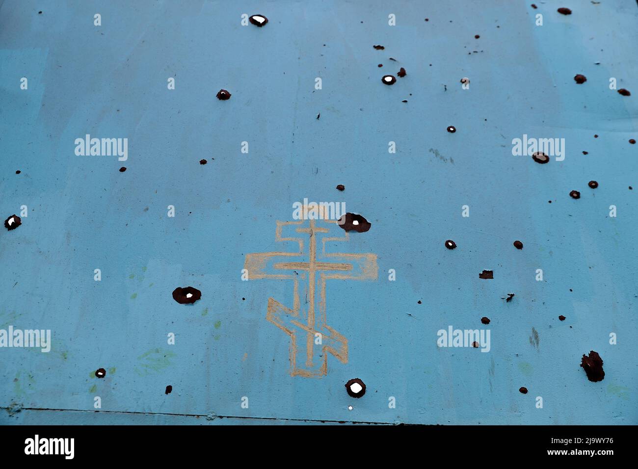 Munitionslöcher sind an einem lokalen Kirchentor zu sehen, da Russlands ...