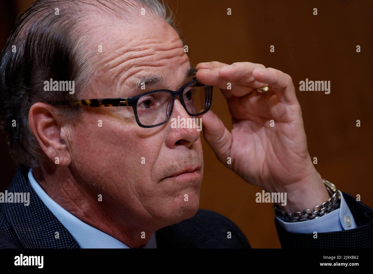 Senator Mike Braun, ein Republikaner aus Indiana, passt seine Brille ...