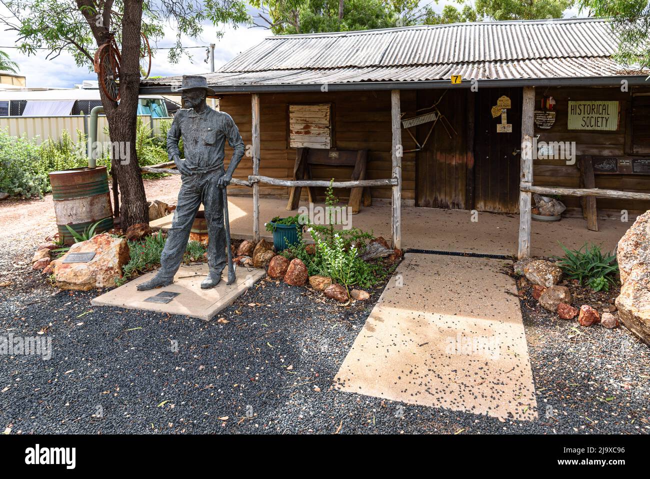 Das Lightning Ridge Historical Society Trust Building mit der Statue ...