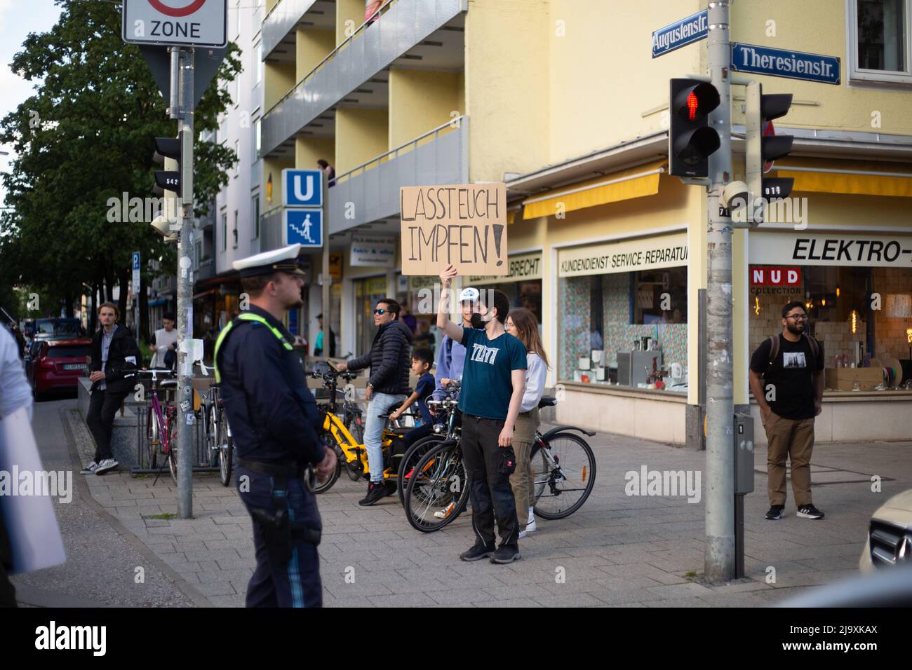 Fundamentalistisch innen -Fotos und -Bildmaterial in hoher Auflösung ...