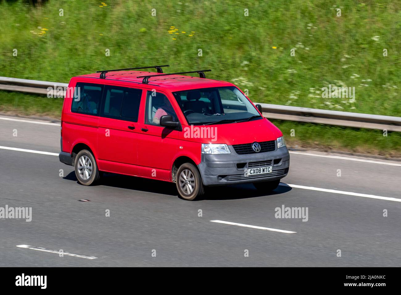 Volkswagen transporter shuttle -Fotos und -Bildmaterial in hoher ...