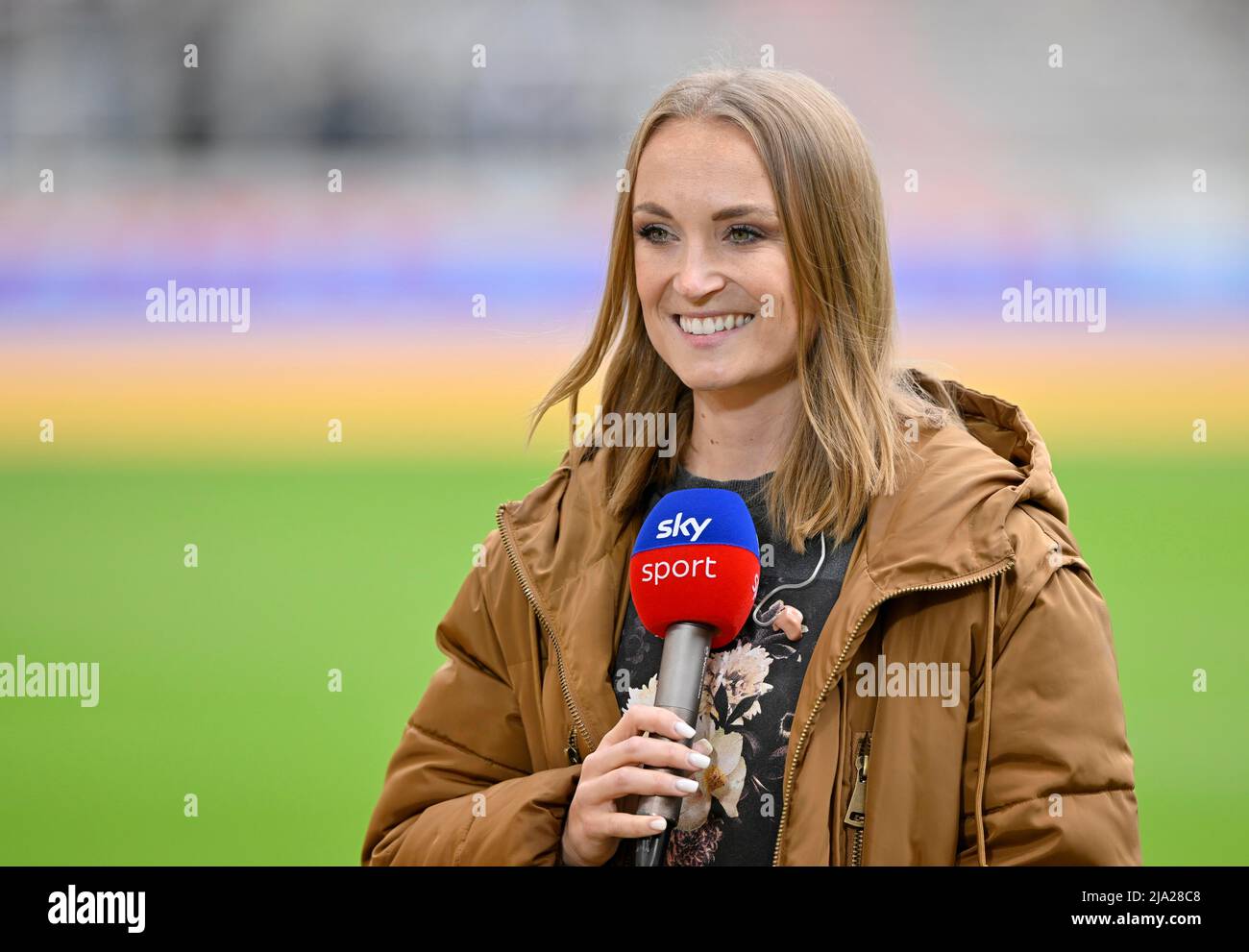 SKY Sport Moderatorin Jule Schenker, Mikrofon, Logo, Mercedes-Benz ...