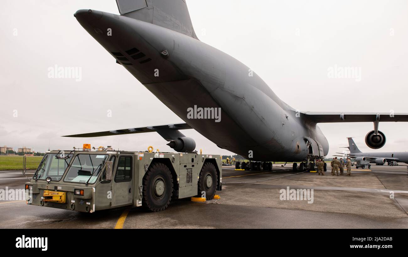 Maintenance Airmen des 730. Air Mobility Squadron bereiten sich auf das ...