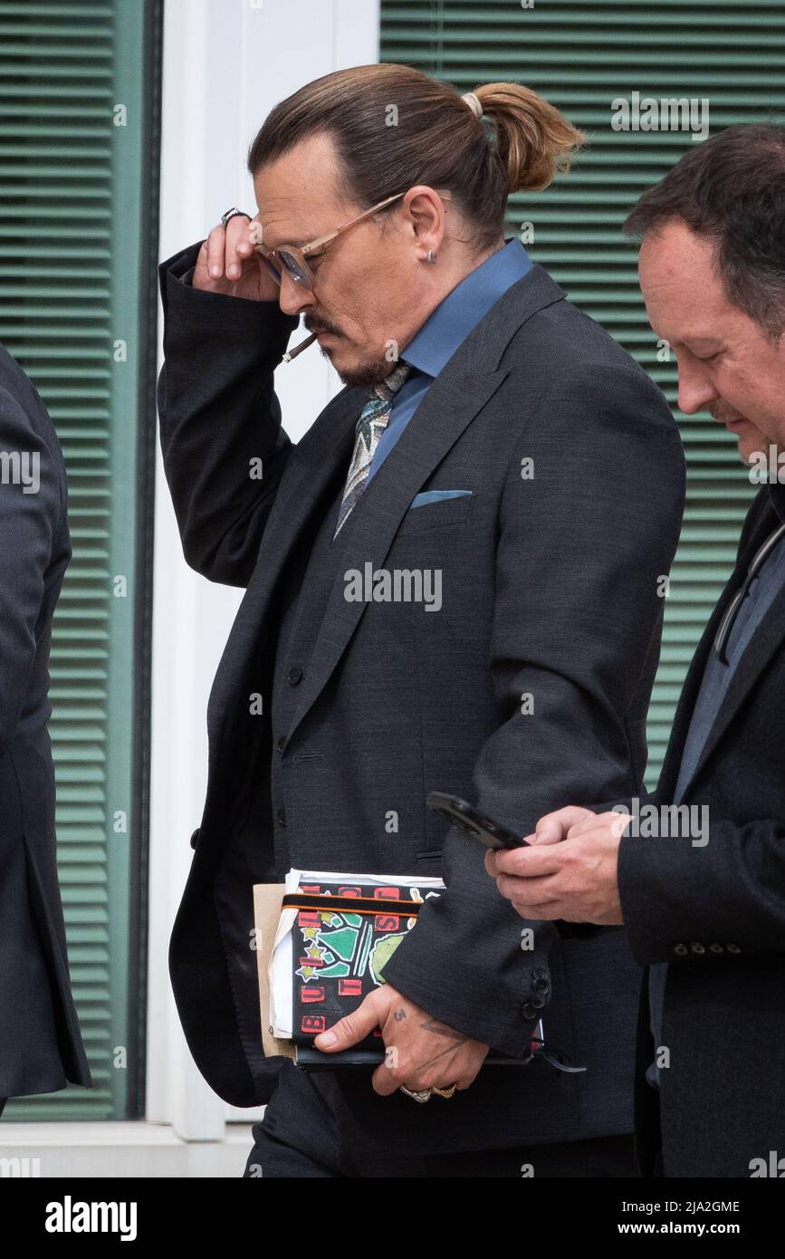 Johnny Depp tritt während einer Pause im Zivilprozess zwischen ihm und ...