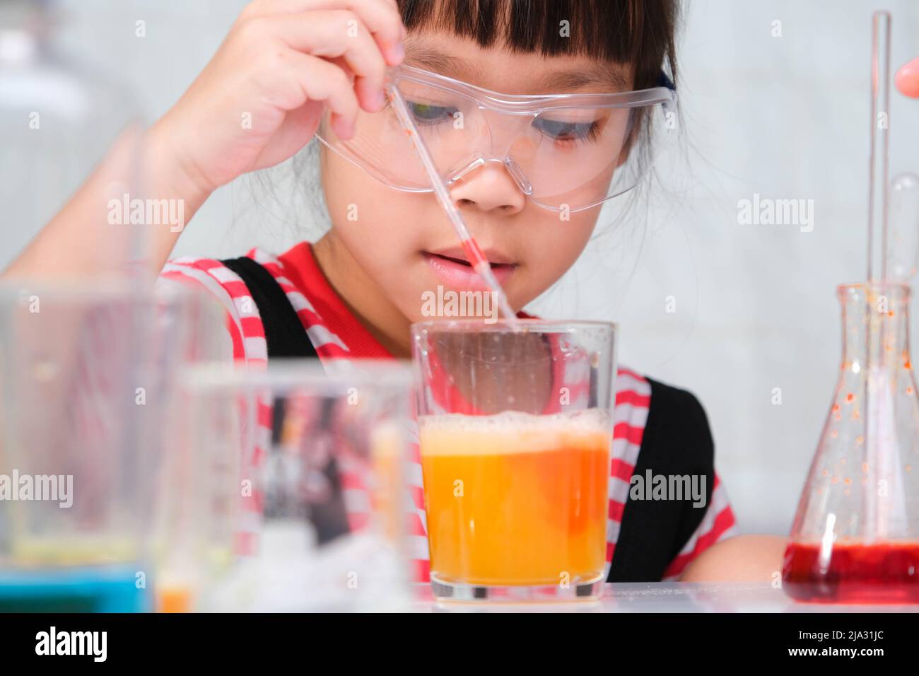 Einfaches experiment -Fotos und -Bildmaterial in hoher Auflösung – Alamy