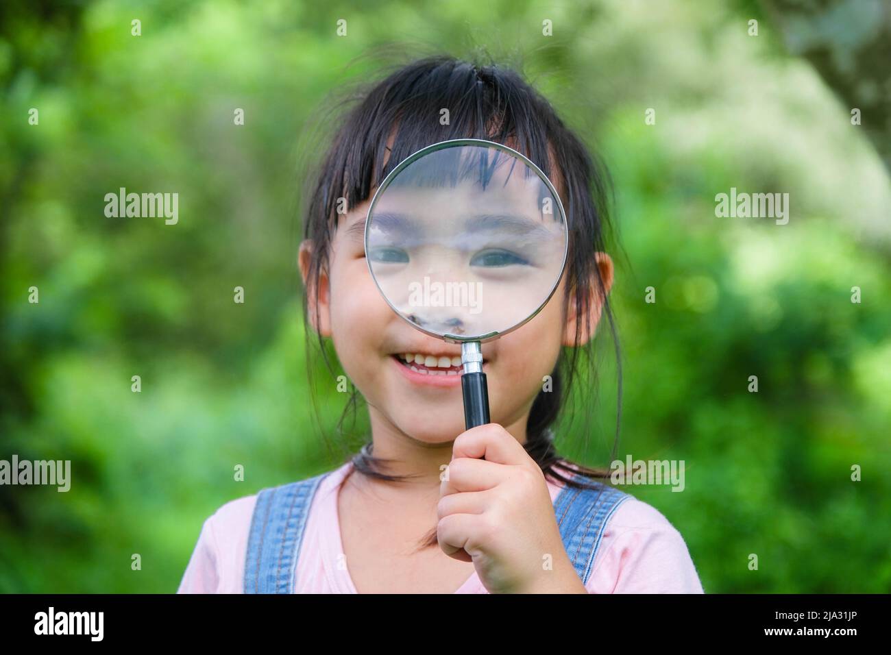 Neugieriges kind -Fotos und -Bildmaterial in hoher Auflösung – Alamy