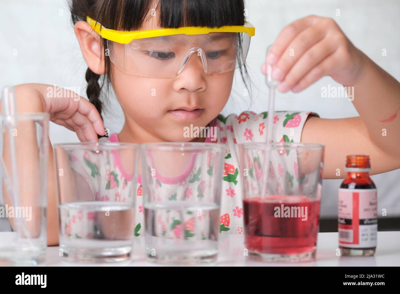 Einfaches experiment -Fotos und -Bildmaterial in hoher Auflösung – Alamy
