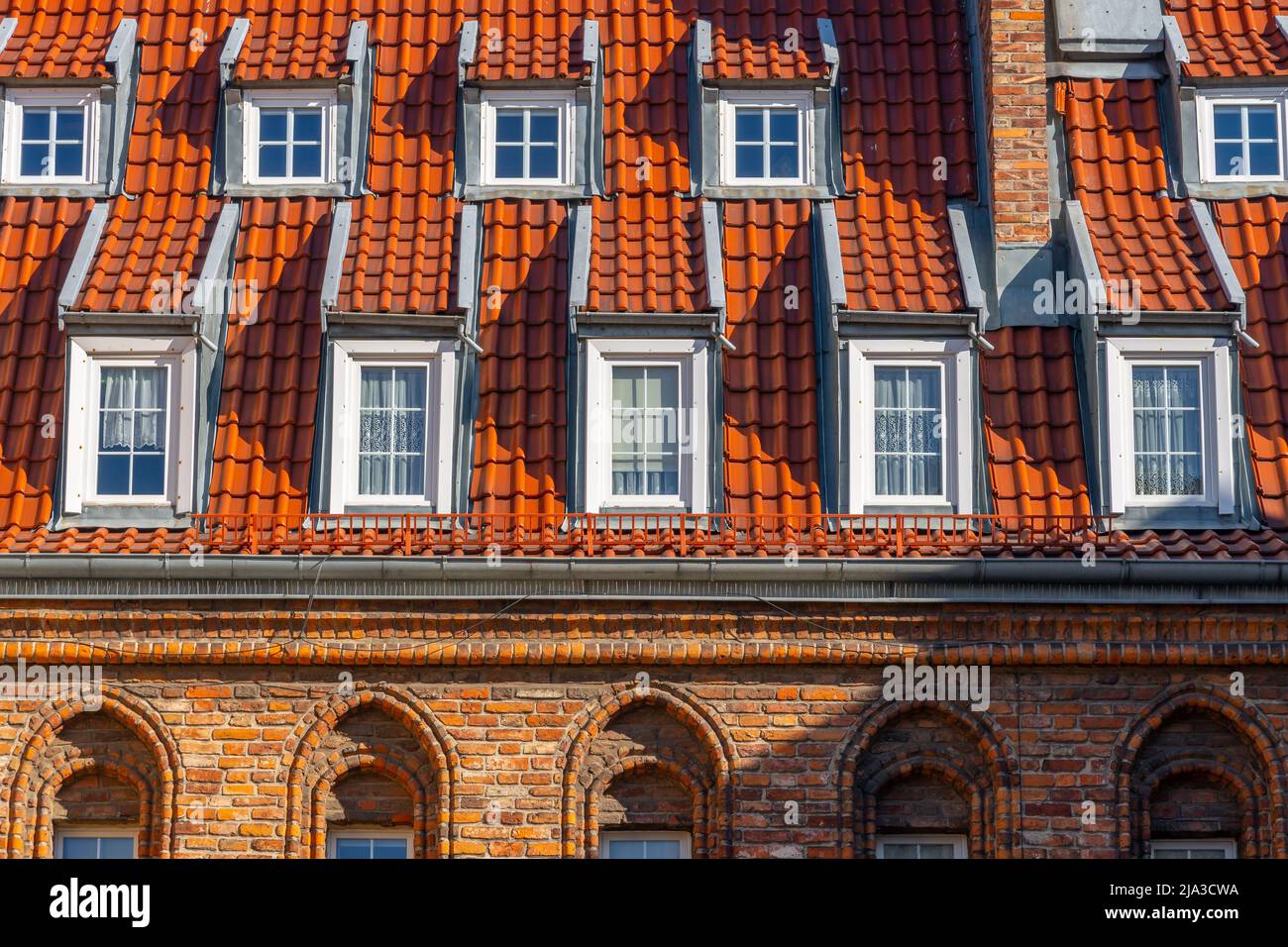 In der Altstadt von Danzig gibt es viele kleine Fenster auf einem roten ...