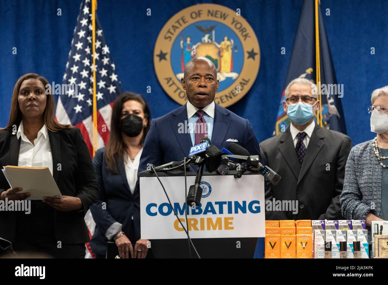 Bürgermeister Eric Adams spricht während einer gemeinsamen Ankündigung ...